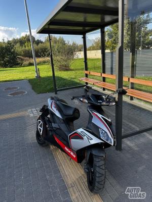 Pelēks Aprilia SR 2017 Panevēža, ar dzinēja tilpumu 0.05 L un nobraukumu 10 tūkst. km par 1700 €, foto 1 vietnē AUTOMOTO.COM.LV