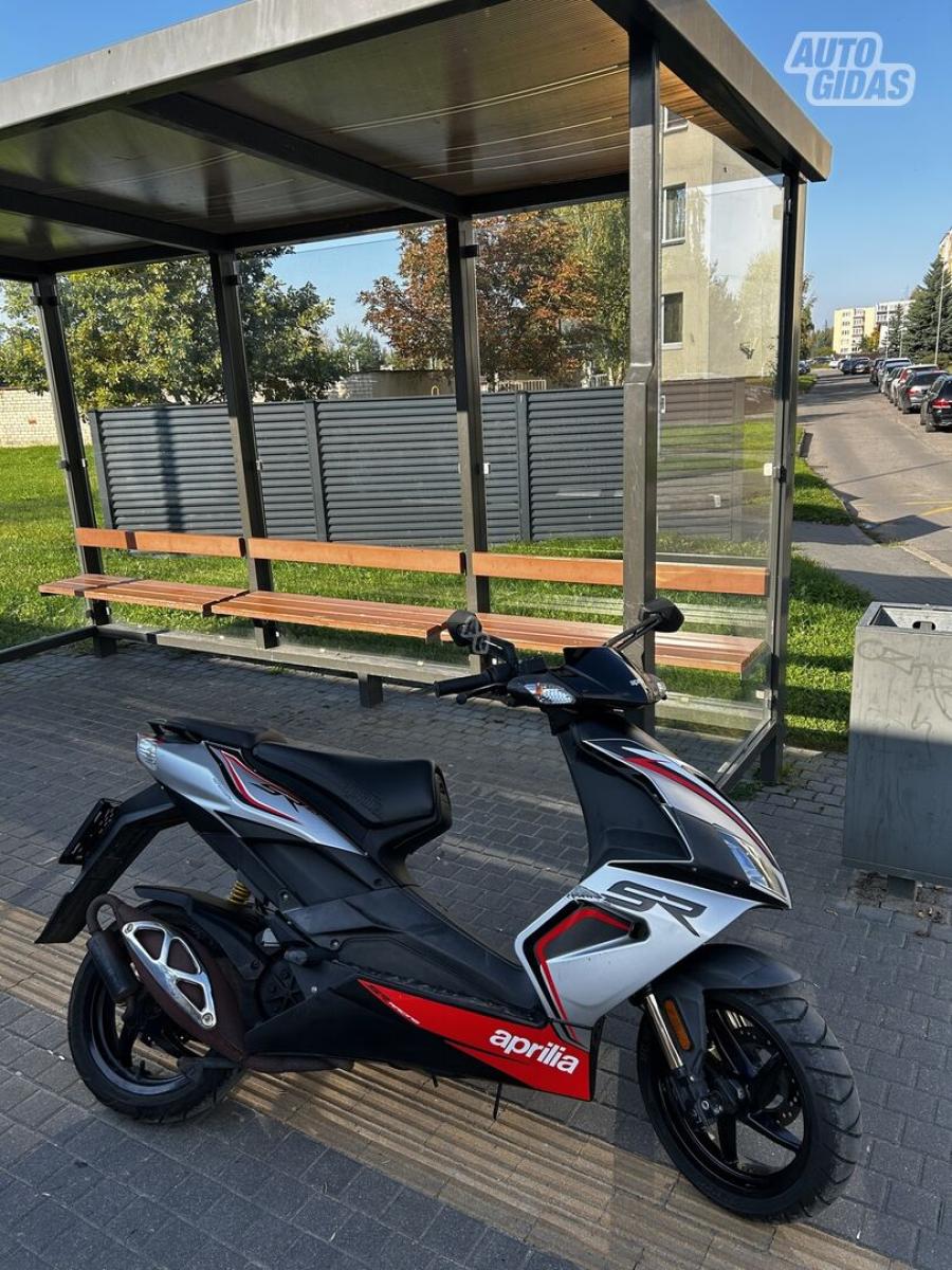 Pelēks Aprilia SR 2017 Panevēža, ar dzinēja tilpumu 0.05 L un nobraukumu 10 tūkst. km par 1700 €, foto 3 vietnē AUTOMOTO.COM.LV