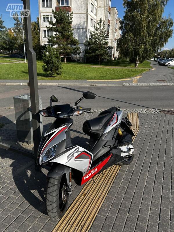 Pelēks Aprilia SR 2017 Panevēža, ar dzinēja tilpumu 0.05 L un nobraukumu 10 tūkst. km par 1700 €, foto 4 vietnē AUTOMOTO.COM.LV