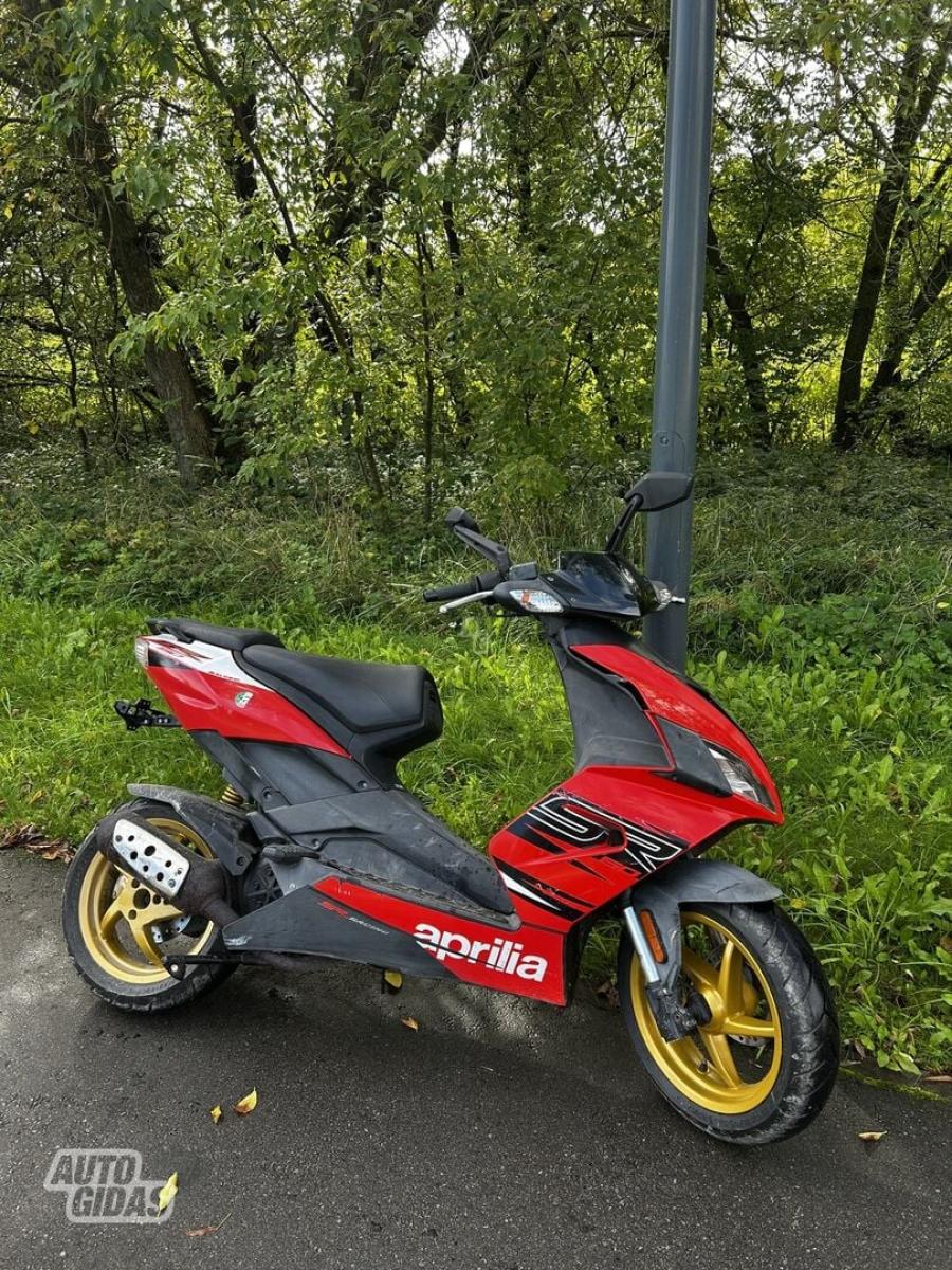 Pelēks Aprilia SR 2017 Panevēža, ar dzinēja tilpumu 0.05 L un nobraukumu 10 tūkst. km par 1700 €, foto 13 vietnē AUTOMOTO.COM.LV