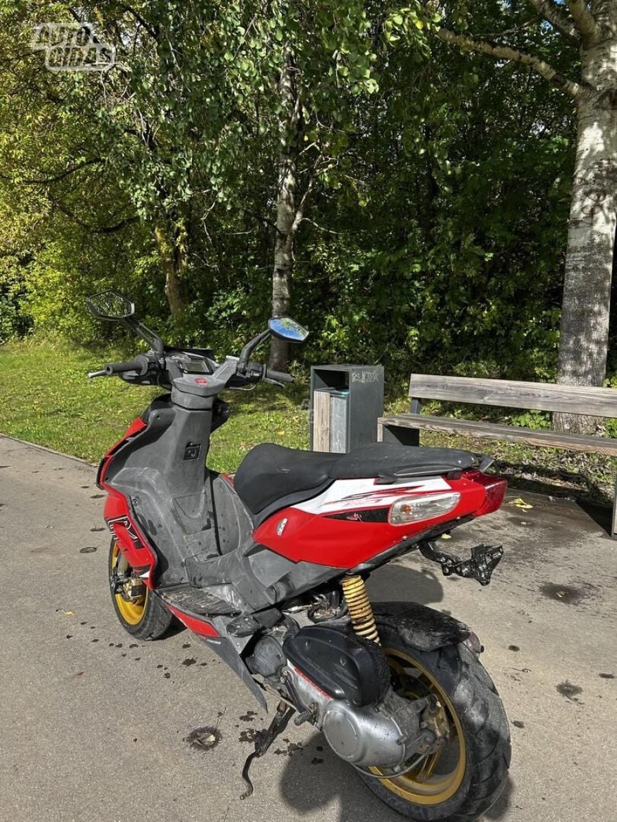 Pelēks Aprilia SR 2017 Panevēža, ar dzinēja tilpumu 0.05 L un nobraukumu 10 tūkst. km par 1700 €, foto 18 vietnē AUTOMOTO.COM.LV