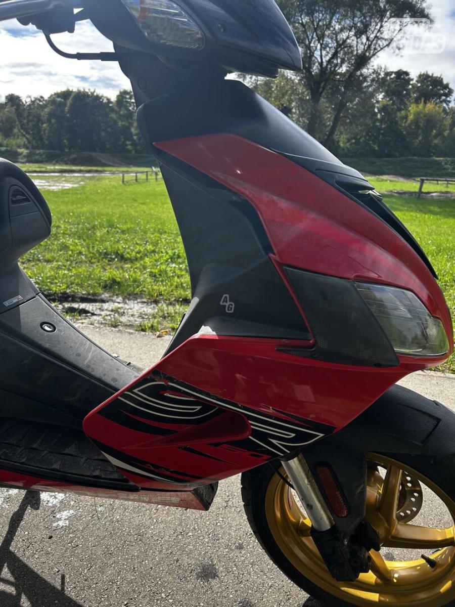 Pelēks Aprilia SR 2017 Panevēža, ar dzinēja tilpumu 0.05 L un nobraukumu 10 tūkst. km par 1700 €, foto 20 vietnē AUTOMOTO.COM.LV