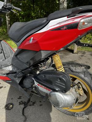 Pelēks Aprilia SR 2017 Panevēža, ar dzinēja tilpumu 0.05 L un nobraukumu 10 tūkst. km par 1700 €, foto 21 vietnē AUTOMOTO.COM.LV