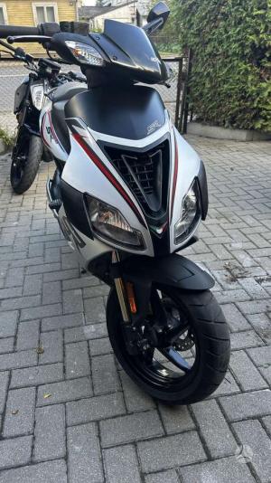 Grey Aprilia SR 2018 in Panevezys, with an engine capacity of 49.00 L and mileage of 7 thousand km for 1920 €, photo 3 on AUTOMOTO.COM.LV