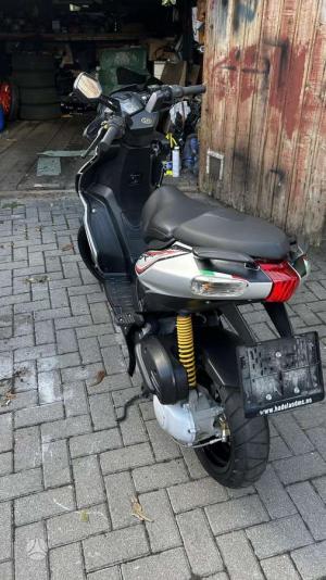 Grey Aprilia SR 2018 in Panevezys, with an engine capacity of 49.00 L and mileage of 7 thousand km for 1920 €, photo 4 on AUTOMOTO.COM.LV