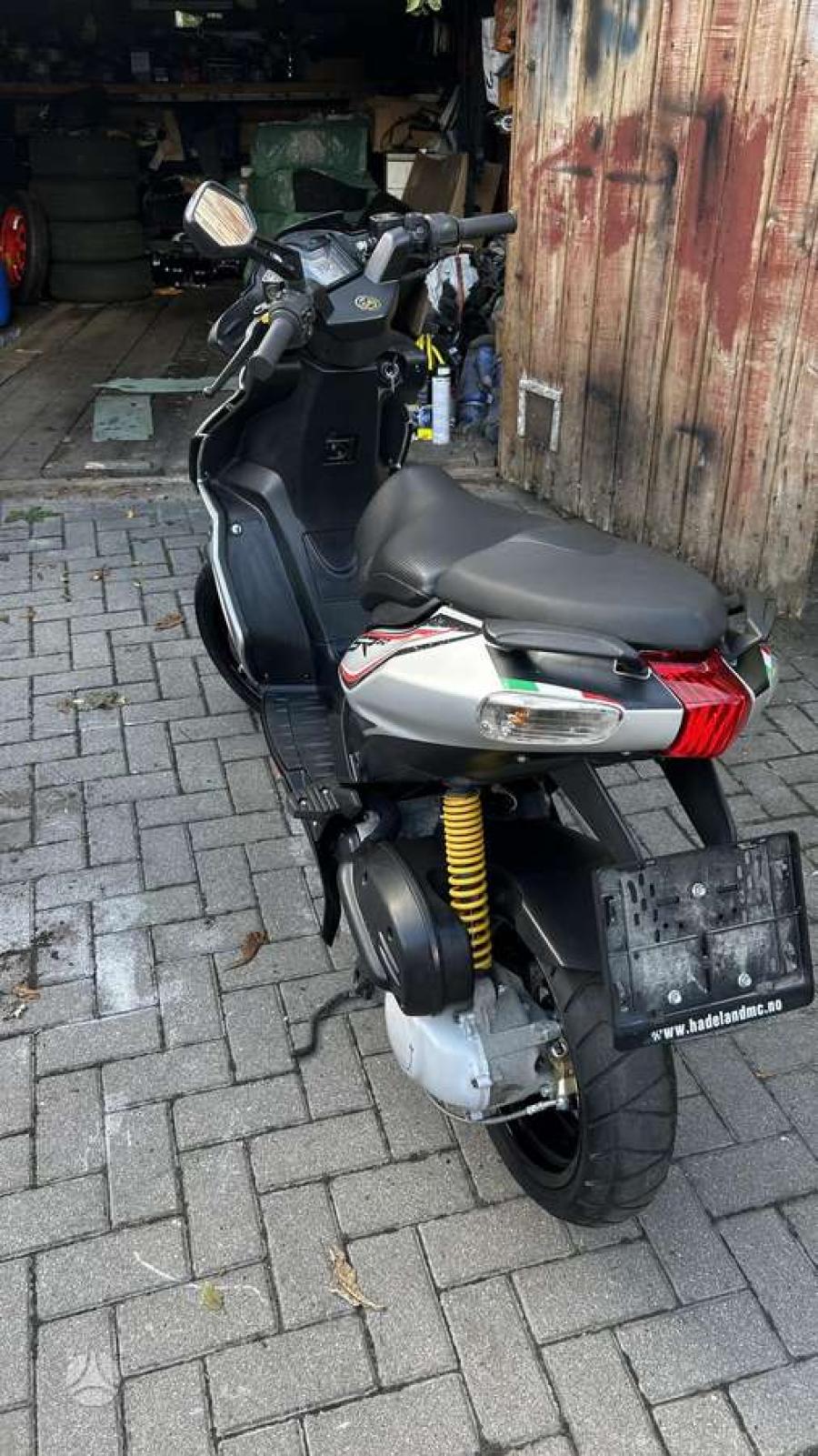 Grey Aprilia SR 2018 in Panevezys, with an engine capacity of 49.00 L and mileage of 7 thousand km for 1920 €, photo 4 on AUTOMOTO.COM.LV