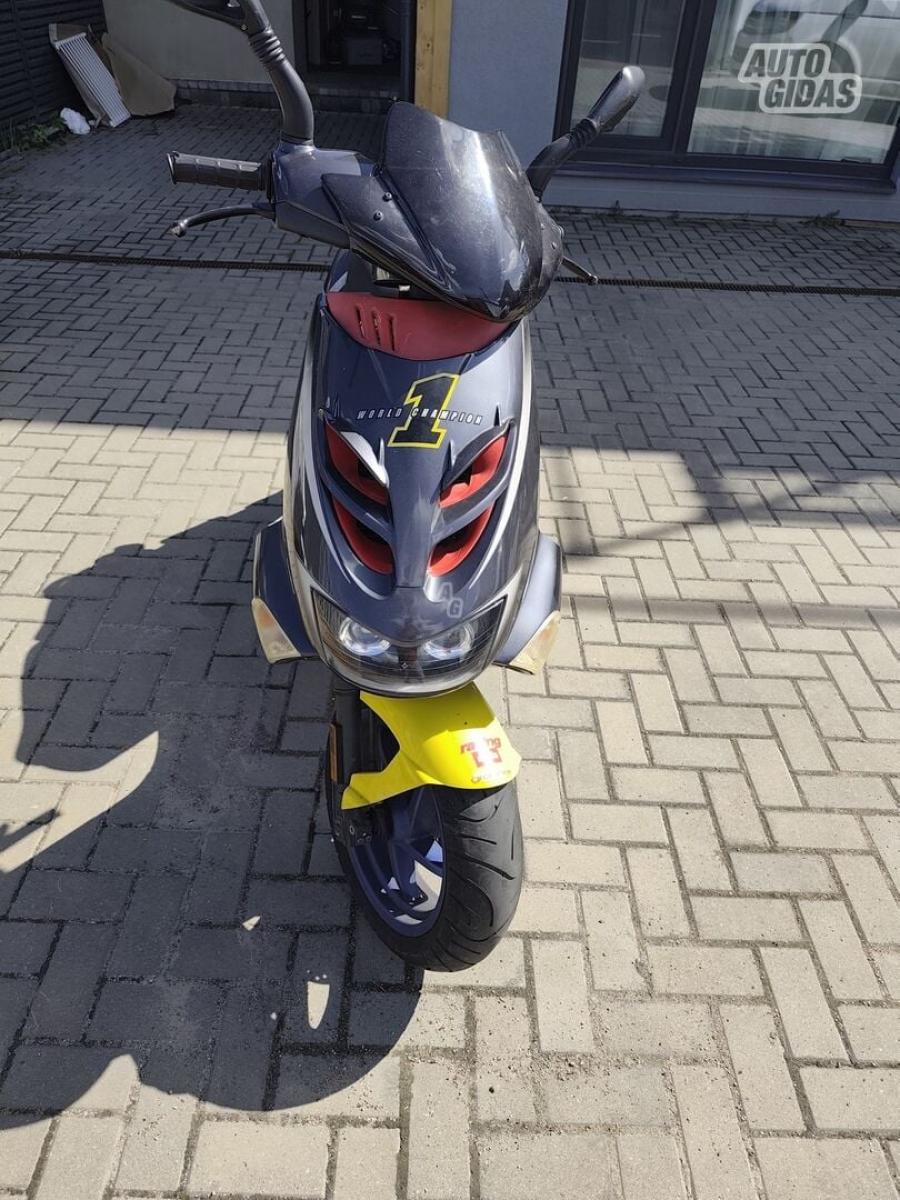 Aprilia SR 2001 Kauņa, ar dzinēja tilpumu 0.05 L un nobraukumu 26 tūkst. km par 1000 €, foto 3 vietnē AUTOMOTO.COM.LV