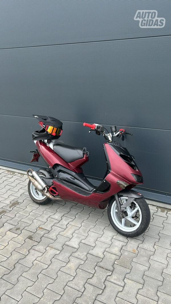 Aprilia SR 2004 Klaipėda, ar dzinēja tilpumu 0.05 L un nobraukumu 15 tūkst. km par 1400 €, foto 1 vietnē AUTOMOTO.COM.LV