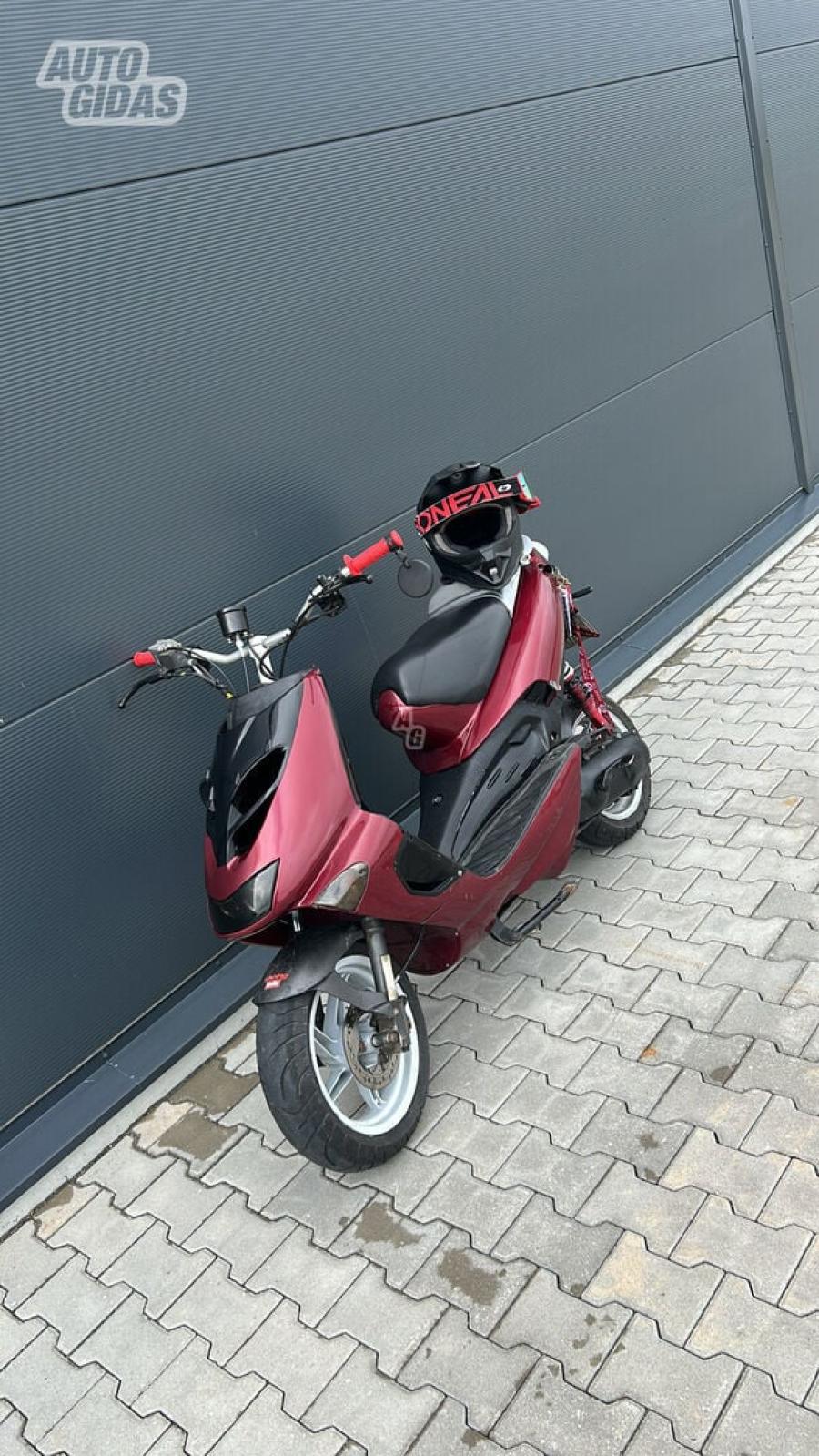 Aprilia SR 2004 Klaipėda, ar dzinēja tilpumu 0.05 L un nobraukumu 15 tūkst. km par 1400 €, foto 3 vietnē AUTOMOTO.COM.LV