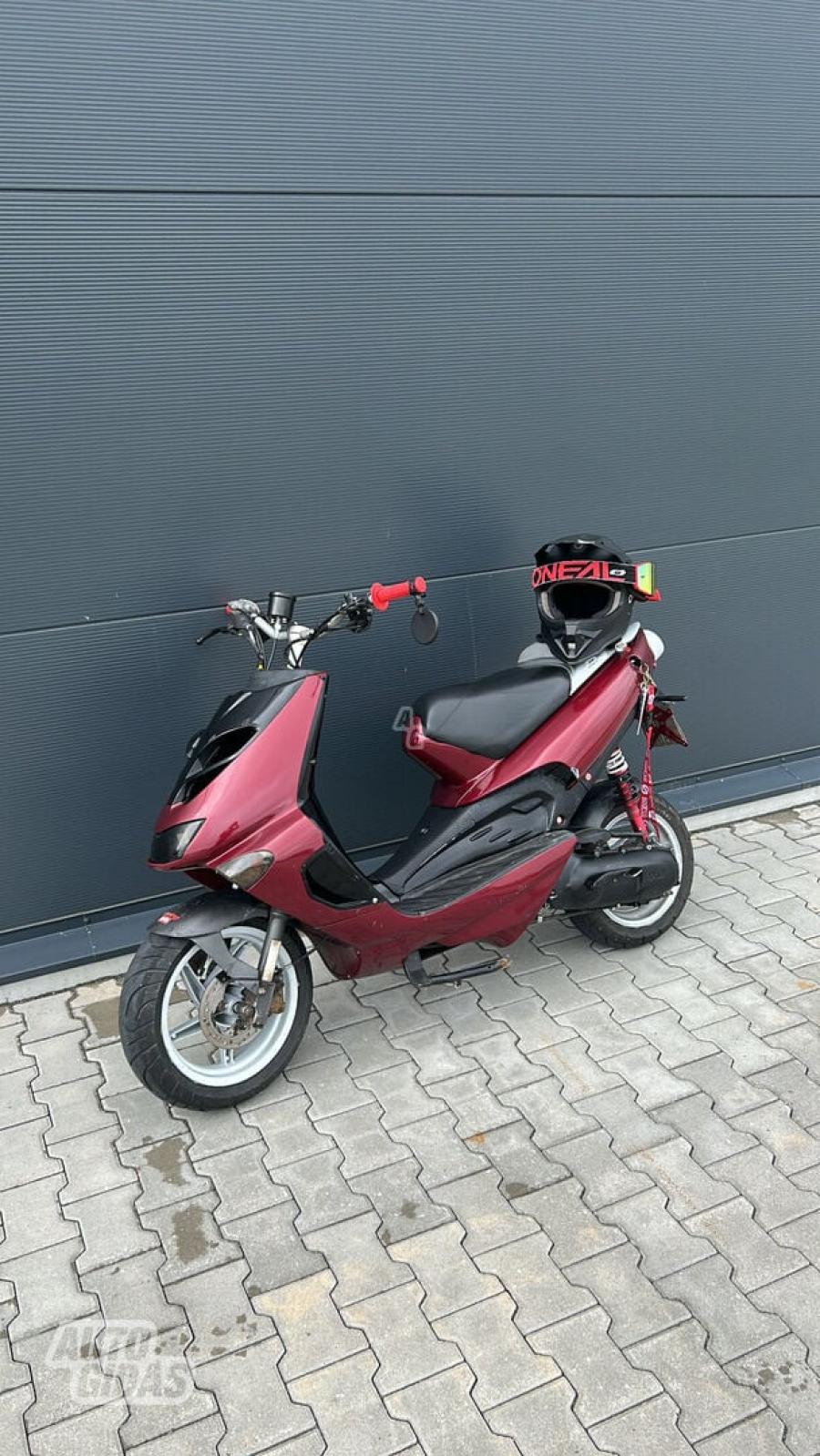Aprilia SR 2004 Klaipėda, ar dzinēja tilpumu 0.05 L un nobraukumu 15 tūkst. km par 1400 €, foto 4 vietnē AUTOMOTO.COM.LV