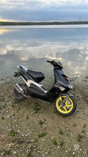 Aprilia SR 2004 Klaipėda, ar dzinēja tilpumu 49.00 L un nobraukumu 15 tūkst. km par 1500 €, foto  vietnē AUTOMOTO.COM.LV