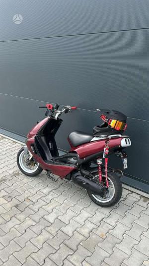Aprilia SR 2004 Klaipėda, ar dzinēja tilpumu 49.00 L un nobraukumu 15 tūkst. km par 1500 €, foto 7 vietnē AUTOMOTO.COM.LV