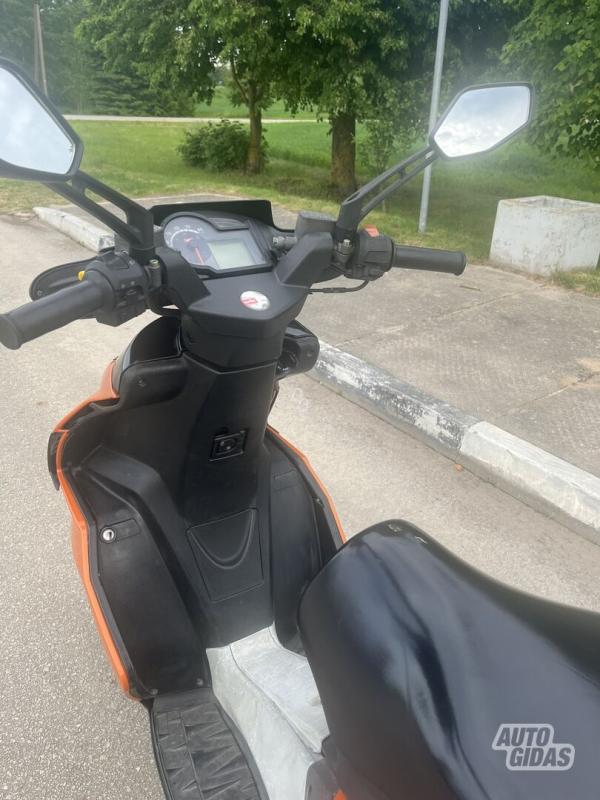 Aprilia SR 2005 in Marijampole, with an engine capacity of 0.05 L and mileage of 0 thousand km for 1050 €, photo 7 on AUTOMOTO.COM.LV