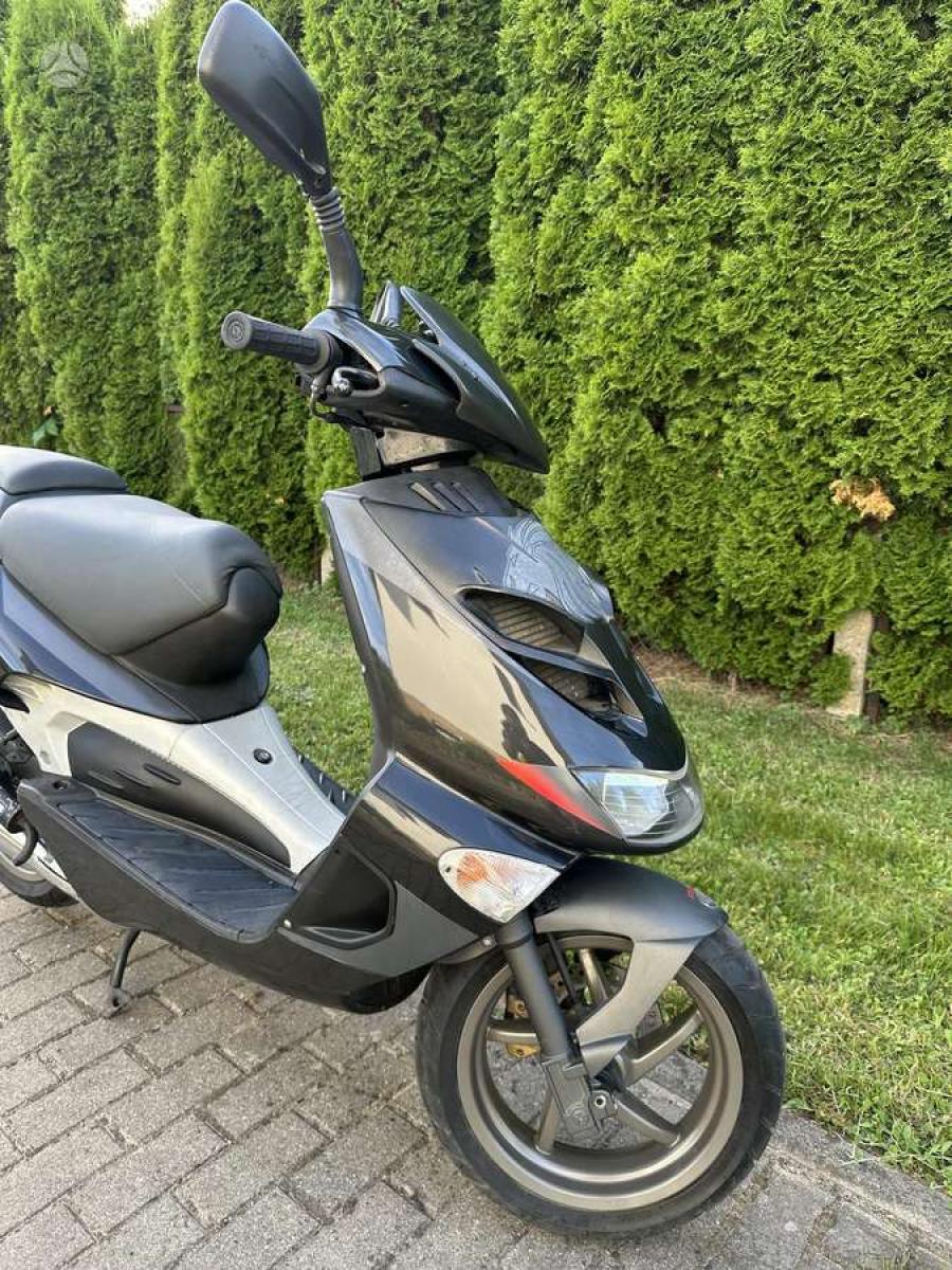 Aprilia SR 2006 in Silute, with an engine capacity of 50.00 L and mileage of 6 thousand km for 1200 €, photo 9 on AUTOMOTO.COM.LV
