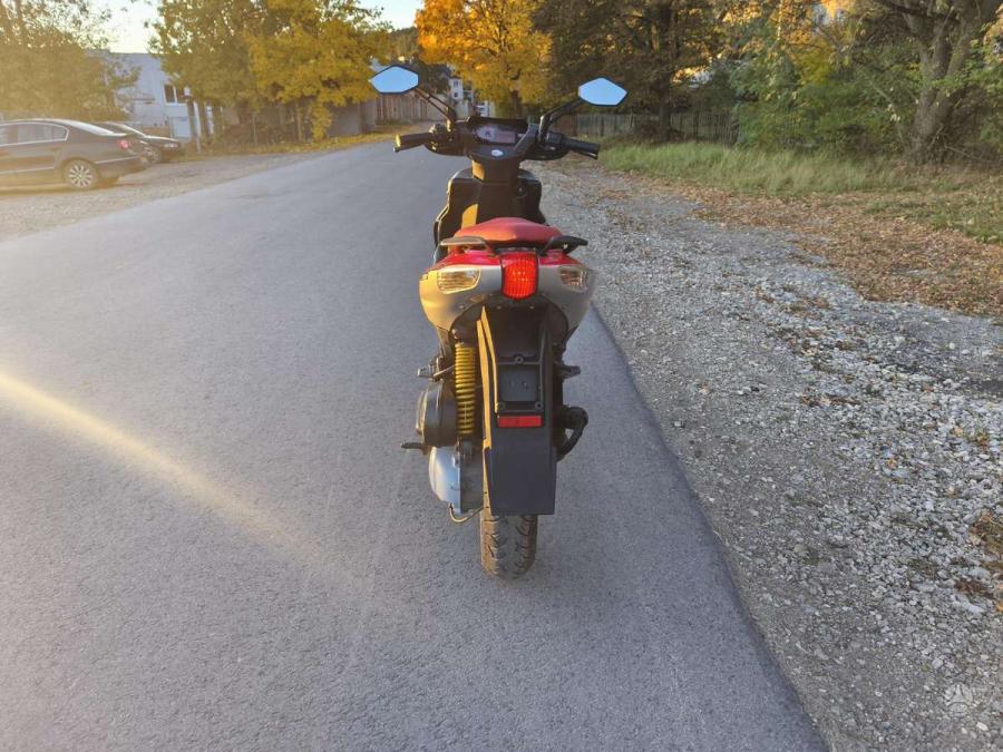 Aprilia SR 2007 in Kaunas, with an engine capacity of 50.00 L and mileage of 23 thousand km for 1200 €, photo 5 on AUTOMOTO.COM.LV