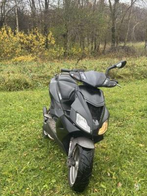 Aprilia SR 2009 Alīta, ar dzinēja tilpumu 70.00 L un nobraukumu 25 tūkst. km par 1400 €, foto  vietnē AUTOMOTO.COM.LV