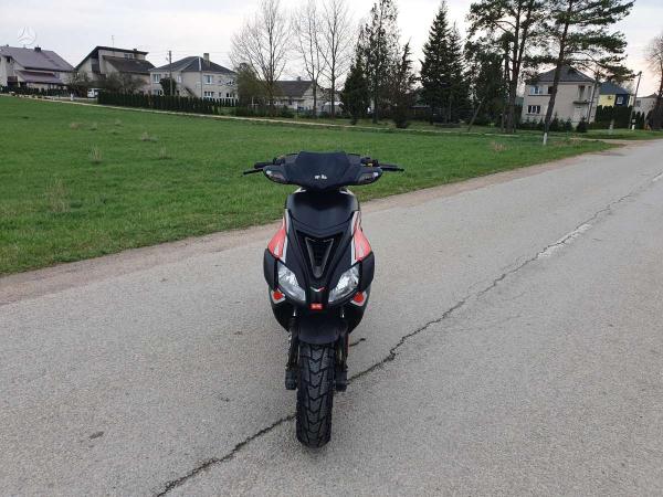 Aprilia SR 2009 in Marijampole, with an engine capacity of 49.00 L and mileage of 12 thousand km for 1050 €, photo 1 on AUTOMOTO.COM.LV