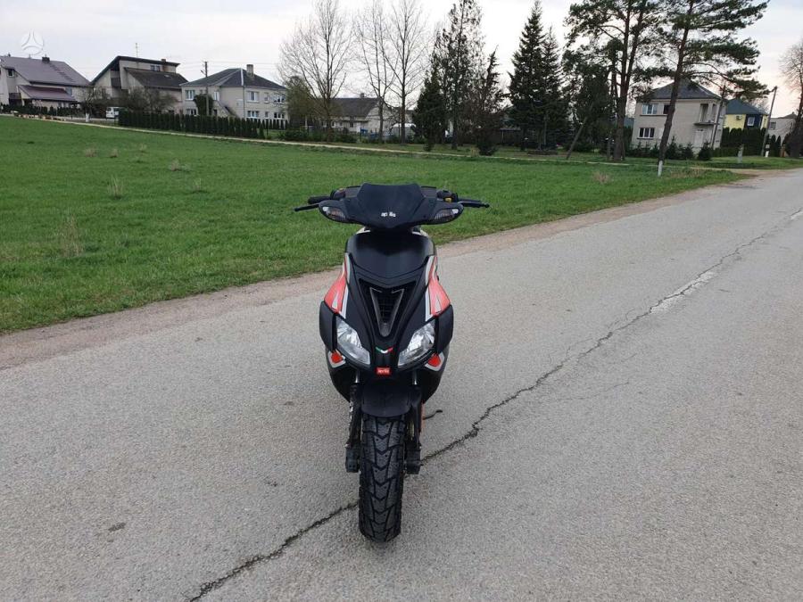 Aprilia SR 2009 Marijampole, ar dzinēja tilpumu 49.00 L un nobraukumu 12 tūkst. km par 1050 €, foto 1 vietnē AUTOMOTO.COM.LV