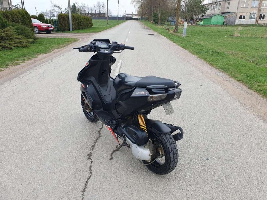 Aprilia SR 2009 in Marijampole, with an engine capacity of 49.00 L and mileage of 12 thousand km for 1050 €, photo 4 on AUTOMOTO.COM.LV