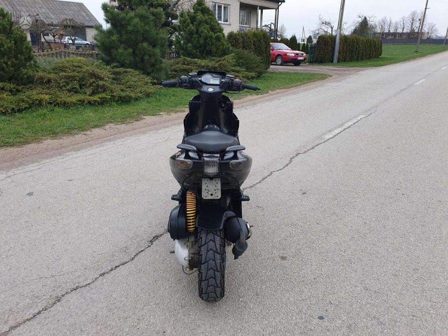 Aprilia SR 2009 in Marijampole, with an engine capacity of 49.00 L and mileage of 12 thousand km for 1050 €, photo 5 on AUTOMOTO.COM.LV