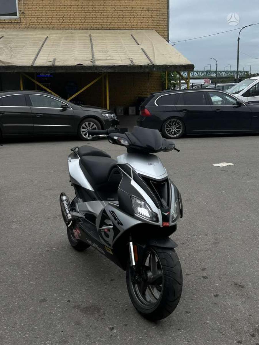 Aprilia SR 2009 Kauņa, ar dzinēja tilpumu 49.00 L un nobraukumu 15 tūkst. km par 1550 €, foto 1 vietnē AUTOMOTO.COM.LV