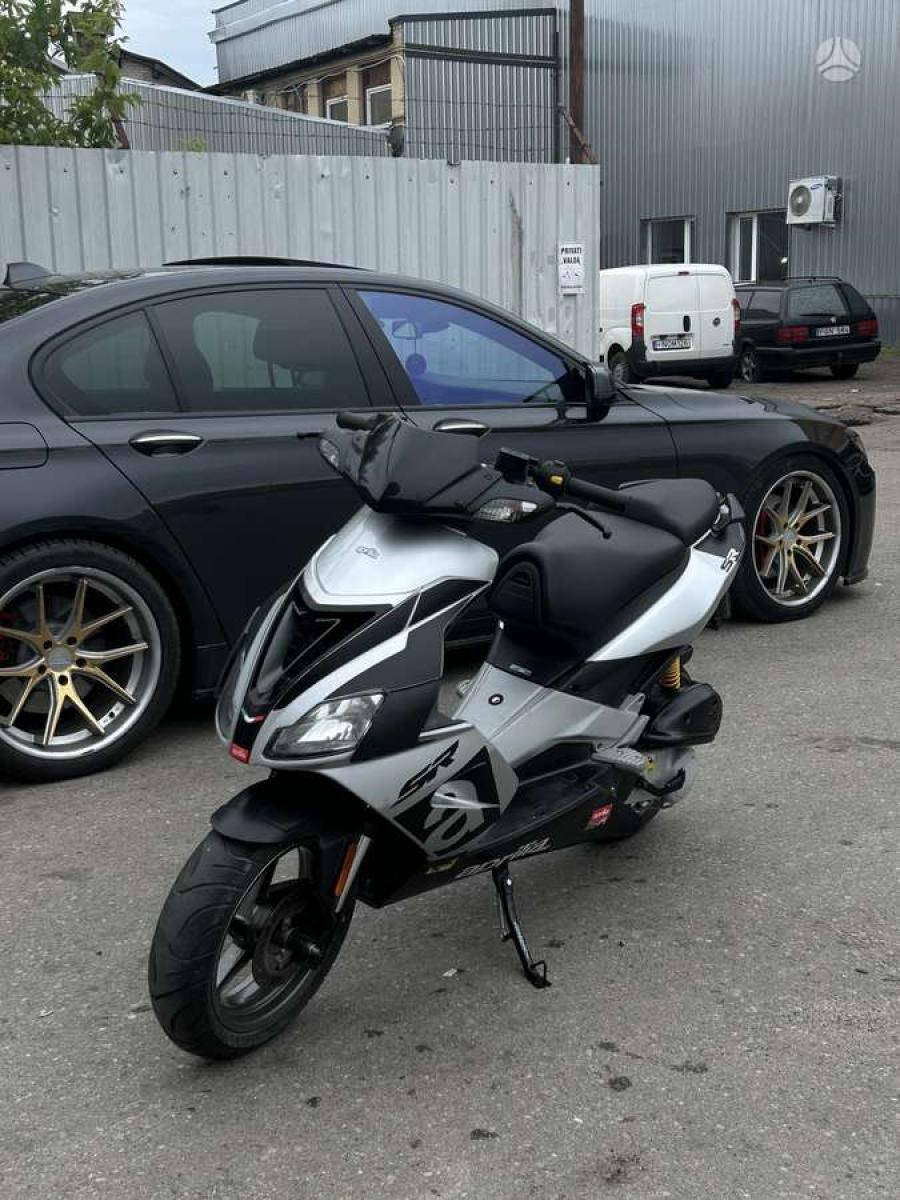 Aprilia SR 2009 Kauņa, ar dzinēja tilpumu 49.00 L un nobraukumu 15 tūkst. km par 1550 €, foto 3 vietnē AUTOMOTO.COM.LV