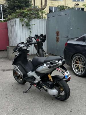 Aprilia SR 2009 Kauņa, ar dzinēja tilpumu 49.00 L un nobraukumu 15 tūkst. km par 1550 €, foto 4 vietnē AUTOMOTO.COM.LV