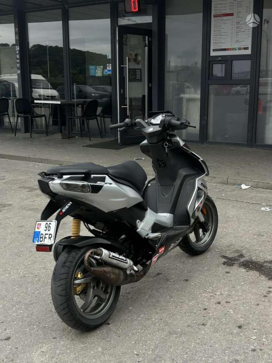 Aprilia SR 2009 Kauņa, ar dzinēja tilpumu 49.00 L un nobraukumu 15 tūkst. km par 1550 €, foto 5 vietnē AUTOMOTO.COM.LV