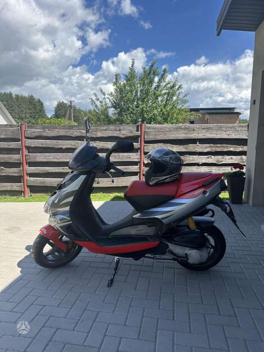 Aprilia SR 2009 Alīta, ar dzinēja tilpumu 49.00 L un nobraukumu 7 tūkst. km par 900 €, foto 1 vietnē AUTOMOTO.COM.LV