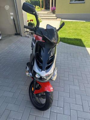 Aprilia SR 2009 Alīta, ar dzinēja tilpumu 49.00 L un nobraukumu 7 tūkst. km par 900 €, foto 4 vietnē AUTOMOTO.COM.LV