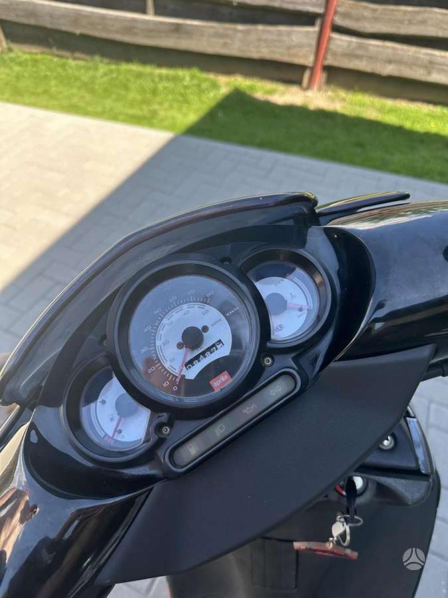 Aprilia SR 2009 Alīta, ar dzinēja tilpumu 49.00 L un nobraukumu 7 tūkst. km par 900 €, foto 6 vietnē AUTOMOTO.COM.LV