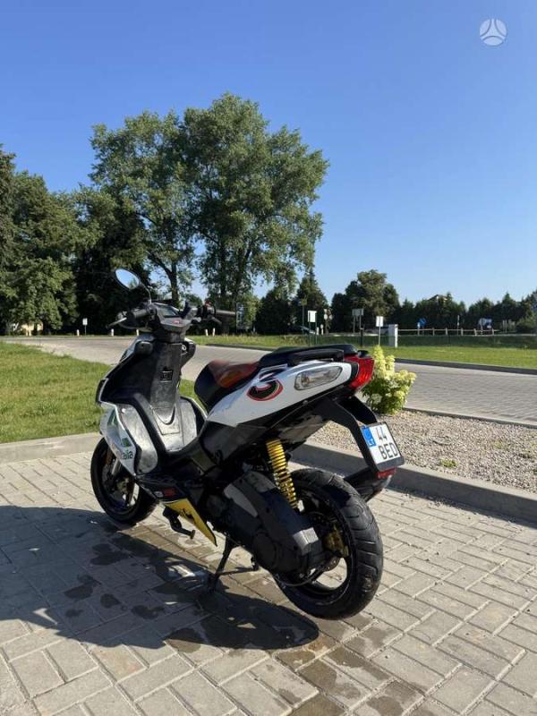 Aprilia SR 2009 Širvintos, ar dzinēja tilpumu 49.00 L un nobraukumu 25 tūkst. km par 1050 €, foto 5 vietnē AUTOMOTO.COM.LV