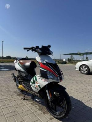 Aprilia SR 2009 Širvintos, ar dzinēja tilpumu 49.00 L un nobraukumu 25 tūkst. km par 1050 €, foto  vietnē AUTOMOTO.COM.LV