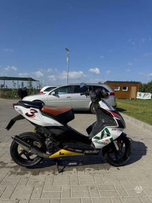 Aprilia SR 2009 Širvintos, ar dzinēja tilpumu 49.00 L un nobraukumu 25 tūkst. km par 1050 €, foto 3 vietnē AUTOMOTO.COM.LV