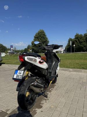 Aprilia SR 2009 Širvintos, ar dzinēja tilpumu 49.00 L un nobraukumu 25 tūkst. km par 1050 €, foto 4 vietnē AUTOMOTO.COM.LV