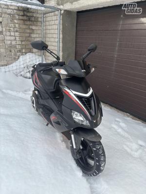 Aprilia SR 2016 Kauņa, ar dzinēja tilpumu 0.05 L un nobraukumu 21 tūkst. km par 1750 €, foto  vietnē AUTOMOTO.COM.LV
