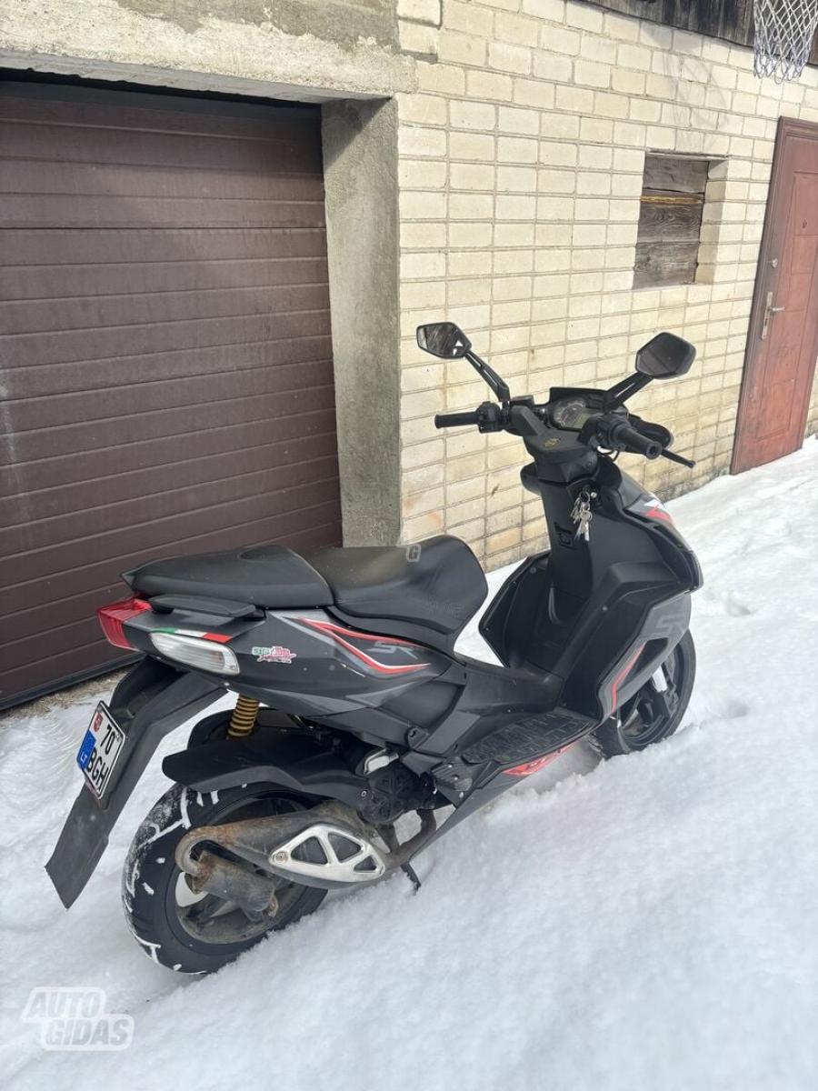 Aprilia SR 2016 Kauņa, ar dzinēja tilpumu 0.05 L un nobraukumu 21 tūkst. km par 1750 €, foto 3 vietnē AUTOMOTO.COM.LV