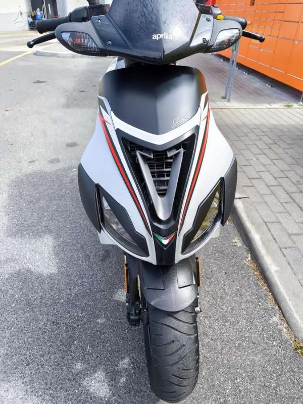 Aprilia SR 2016 Panevēža, ar dzinēja tilpumu 50.00 L un nobraukumu 10 tūkst. km par 2150 €, foto 5 vietnē AUTOMOTO.COM.LV