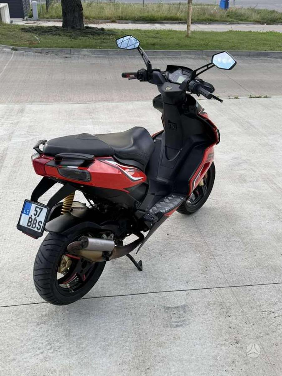 Aprilia SR 2017 Panevēža, ar dzinēja tilpumu 50.00 L un nobraukumu 7 tūkst. km par 1850 €, foto 4 vietnē AUTOMOTO.COM.LV