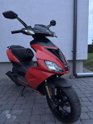 Aprilia SR 2017 Kretinga, ar dzinēja tilpumu 49.00 L un nobraukumu 13 tūkst. km par 1699 €, foto  vietnē AUTOMOTO.COM.LV