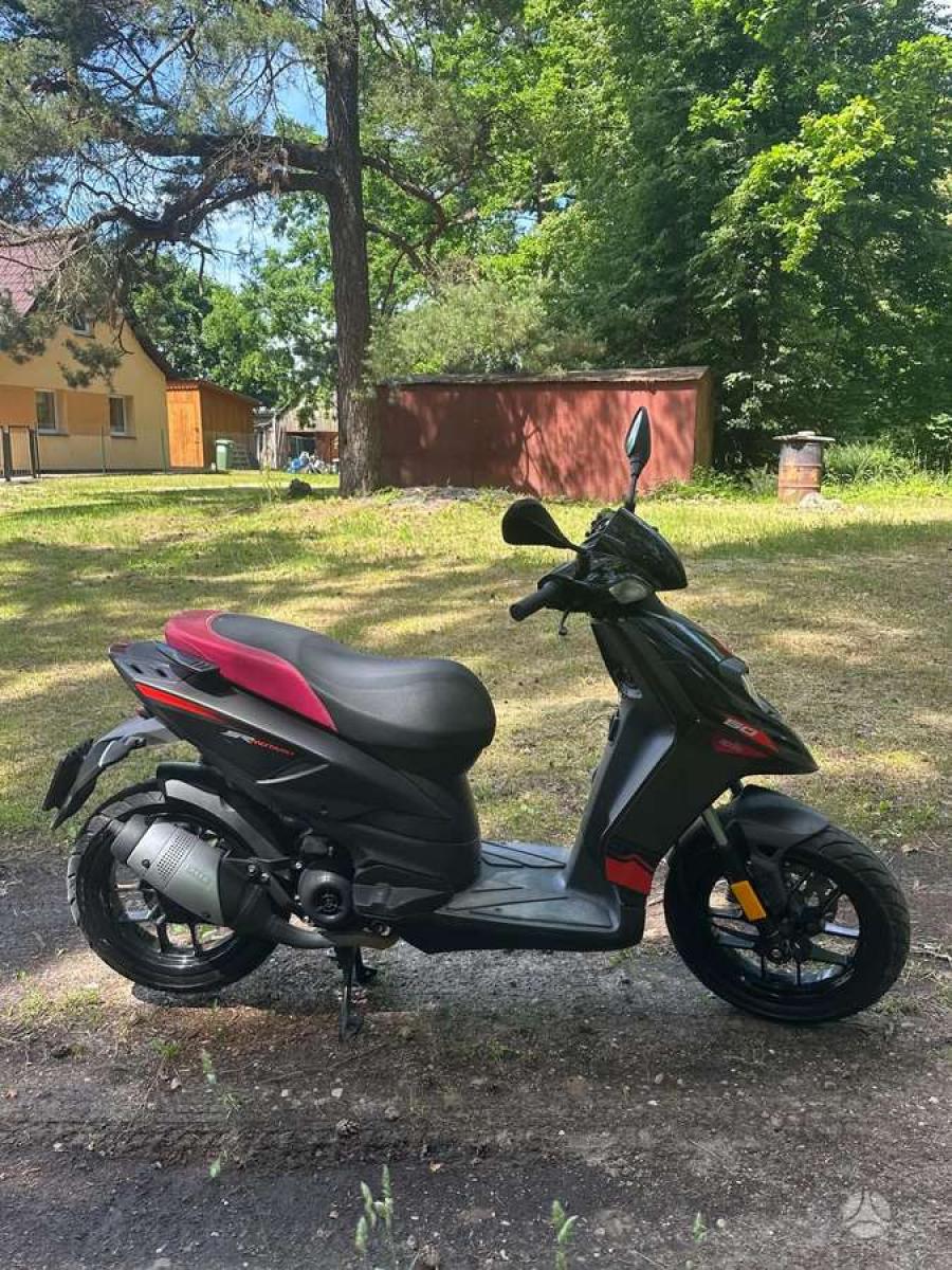 Aprilia SR 2018 Kauņa, ar dzinēja tilpumu 49.00 L un nobraukumu 9 tūkst. km par 1350 €, foto 3 vietnē AUTOMOTO.COM.LV