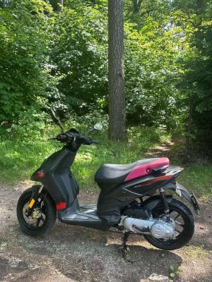 Aprilia SR 2018 Kauņa, ar dzinēja tilpumu 49.00 L un nobraukumu 9 tūkst. km par 1350 €, foto 5 vietnē AUTOMOTO.COM.LV