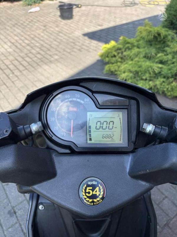Aprilia SR 2018 Klaipėda, ar dzinēja tilpumu 50.00 L un nobraukumu 7 tūkst. km par 1650 €, foto 9 vietnē AUTOMOTO.COM.LV
