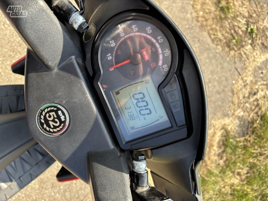 Aprilia SR 2019 Kauņa, ar dzinēja tilpumu 0.05 L un nobraukumu 3 tūkst. km par 2050 €, foto 6 vietnē AUTOMOTO.COM.LV
