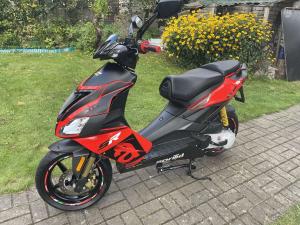 Aprilia SR 2020 Kauņa, ar dzinēja tilpumu 49.00 L un nobraukumu 15 tūkst. km par 1850 €, foto  vietnē AUTOMOTO.COM.LV