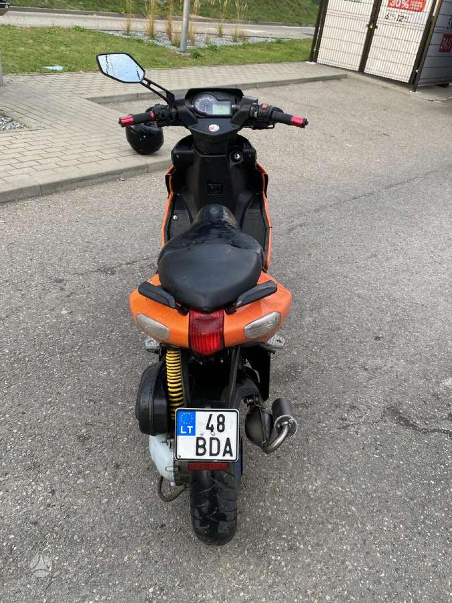 Oranžs Aprilia SR 2005 Viļņa, ar dzinēja tilpumu 50.00 L un nobraukumu 38 tūkst. km par 1350 €, foto 7 vietnē AUTOMOTO.COM.LV