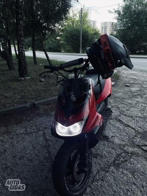 Sarkans Aprilia SR 2003 Viļņa, ar dzinēja tilpumu 0.05 L un nobraukumu 31 tūkst. km par 1100 €, foto  vietnē AUTOMOTO.COM.LV