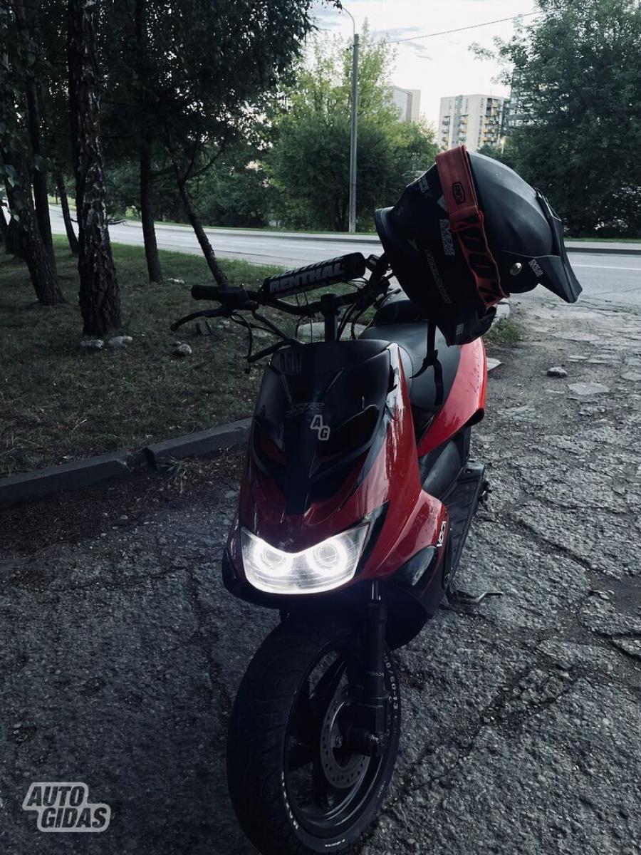 Sarkans Aprilia SR 2003 Viļņa, ar dzinēja tilpumu 0.05 L un nobraukumu 31 tūkst. km par 1100 €, foto 1 vietnē AUTOMOTO.COM.LV