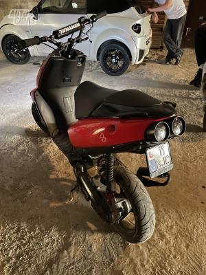 Sarkans Aprilia SR 2003 Viļņa, ar dzinēja tilpumu 0.05 L un nobraukumu 31 tūkst. km par 1100 €, foto 3 vietnē AUTOMOTO.COM.LV