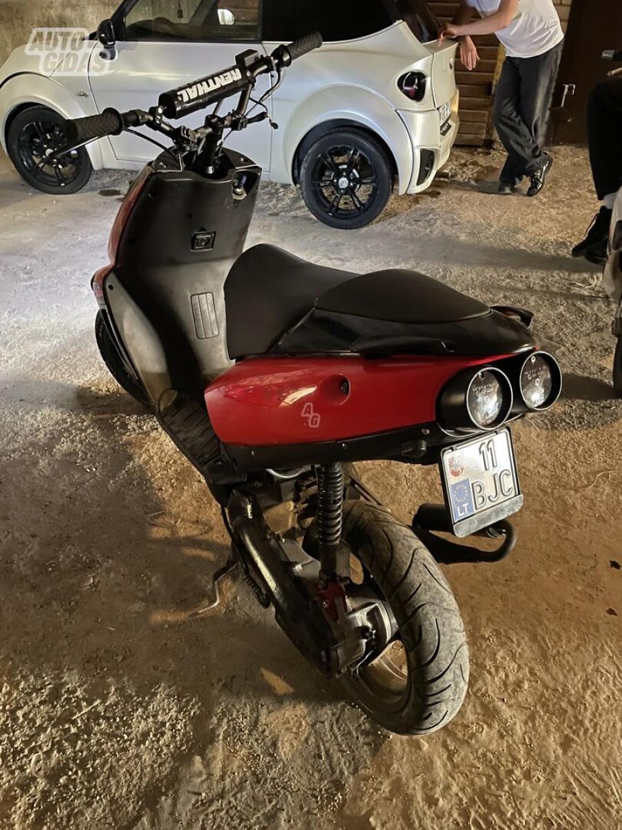Sarkans Aprilia SR 2003 Viļņa, ar dzinēja tilpumu 0.05 L un nobraukumu 31 tūkst. km par 1100 €, foto 3 vietnē AUTOMOTO.COM.LV
